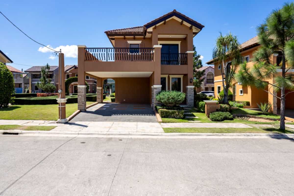 Valenza - Balance Life Within Sta. Rosa | Crown Asia