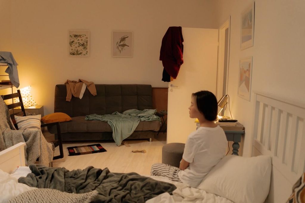 A Battleplan for Organizing a Chaotic Bedroom | Crown Asia